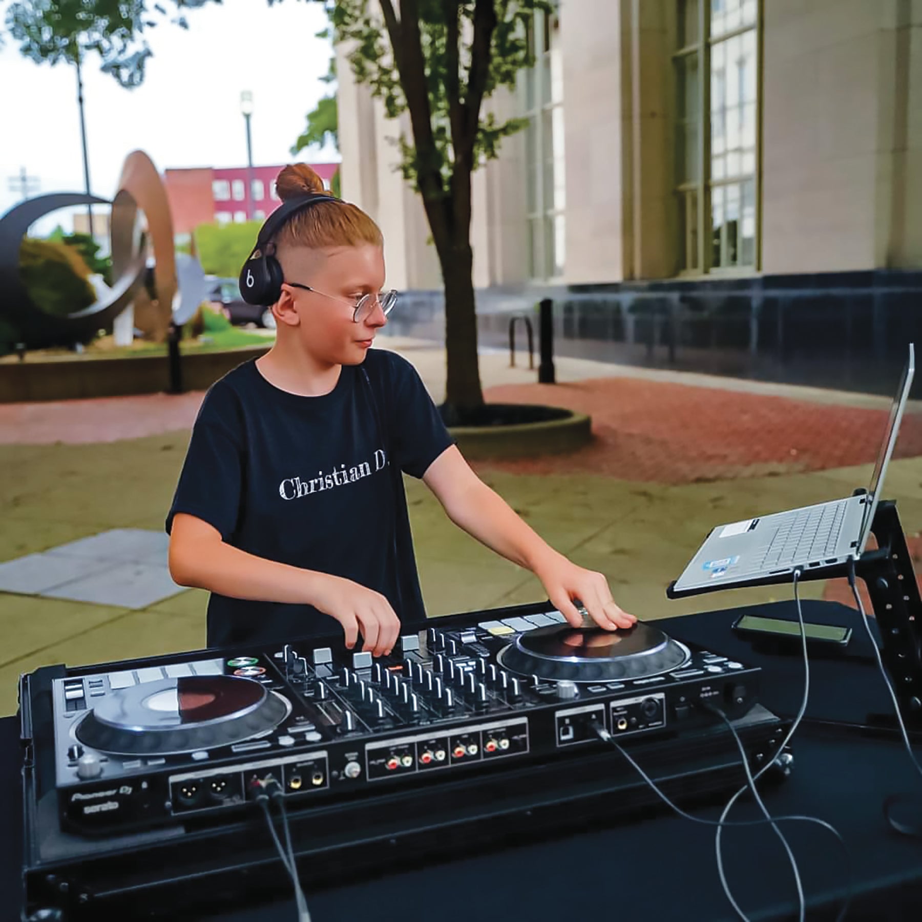 I am a DJ, I am What I Play – The Hamiltonian